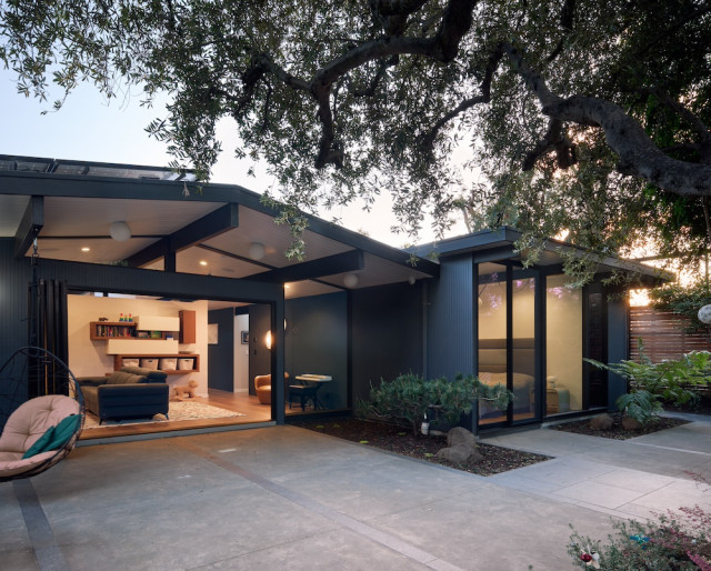 Houzz Tour: Midcentury Home Updated for Multigenerational Living