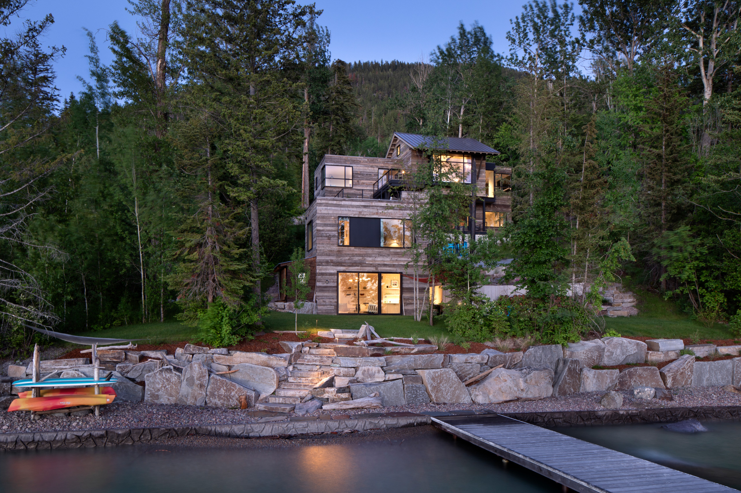 Houzz Tour: A Rustic Lakeside Home Designed for Family Gatherings ...