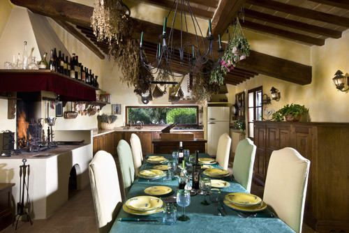 Aromātiskas buntītes un zaļumi telpā: kaltēti augi kā interjera odziņa