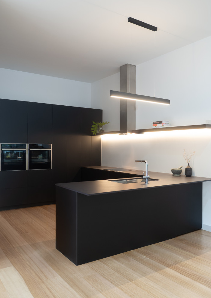 Minimalist Modern Black Kitchen Design - Modern - Kitchen - by Wilson ...