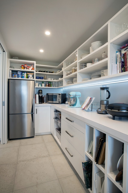 Large Walk-in Scullery with open shelves - Moderne - Auckland - par ...