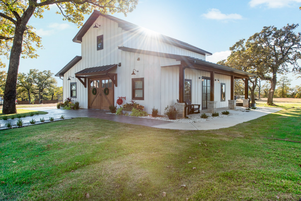 Entertainer's Dream - Farmhouse - Dallas - by Bohannon Design Team | Houzz