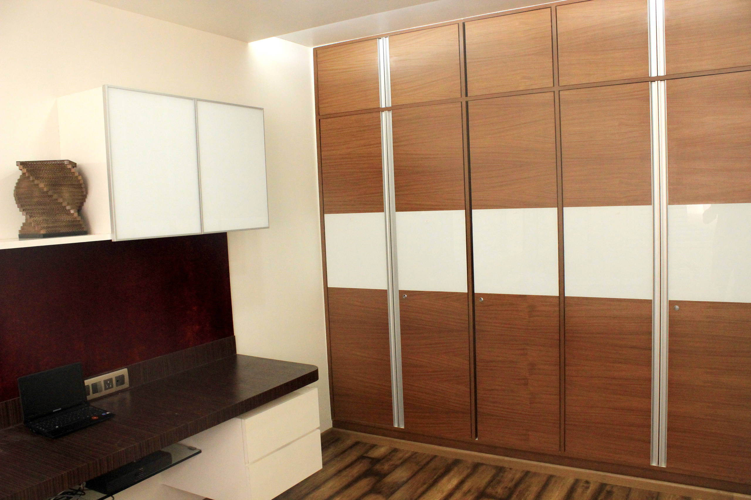 21 Stylish Wardrobe Designs That Celebrate Contrast
