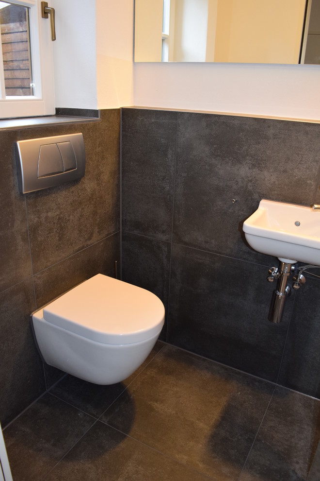 Teilsanierung Gäste-WC mit einer Tapete als Highlight - Modern ...