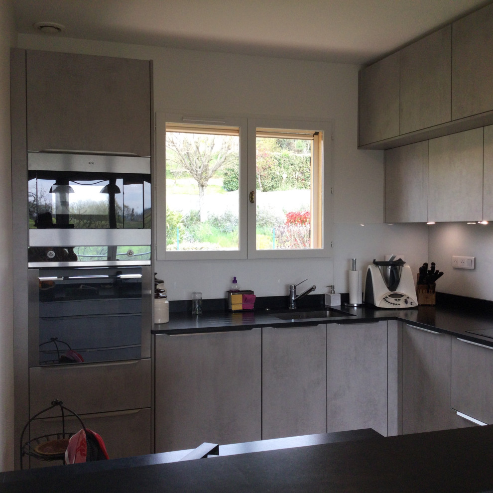 Cuisine intégrée design façades imitation béton et un plan de travail ...