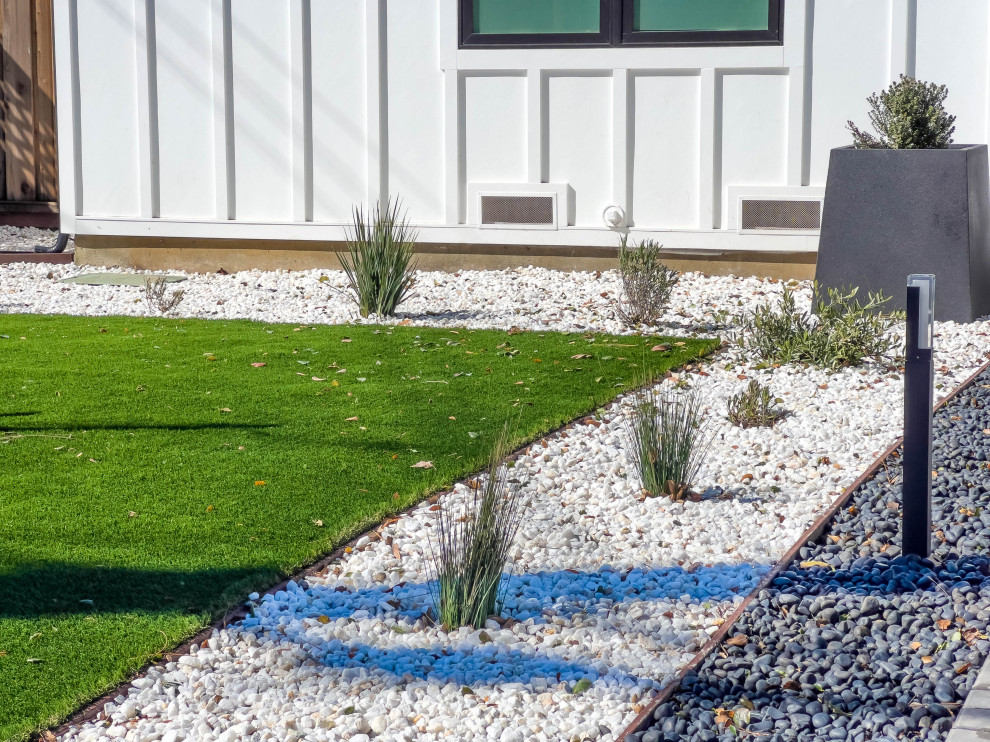 Modern Low-Maintenance Front Yard with Custom Fence and Artificial Turf ...