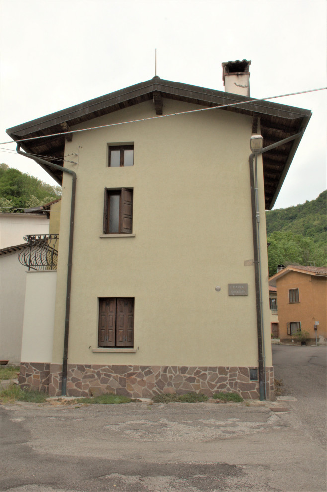 Stato di Fatto - Facciata esistente - intonaco civile e zoccolo in ...