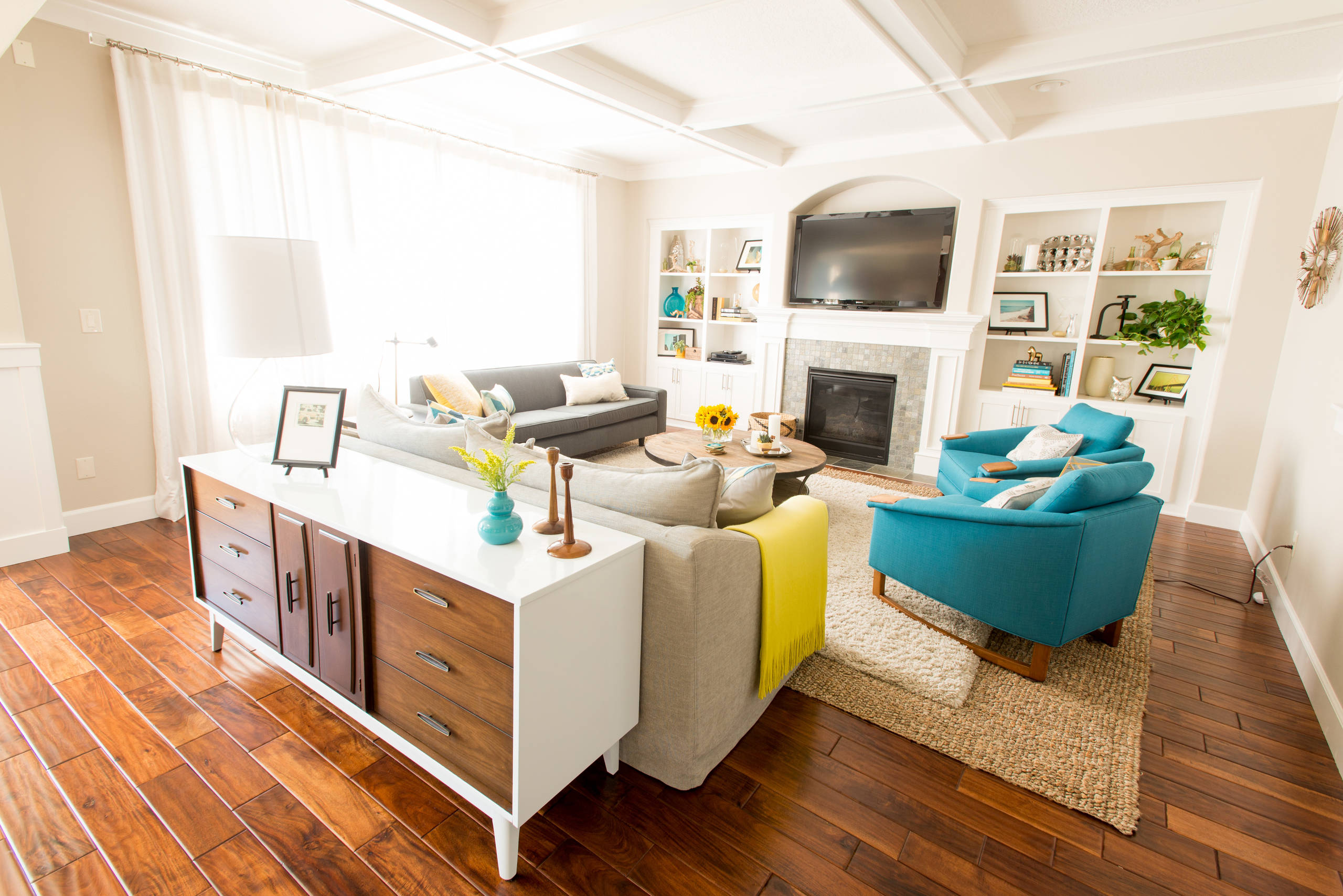 Room of the Day: Contrasts Catch the Eye in a Beachy Family Room