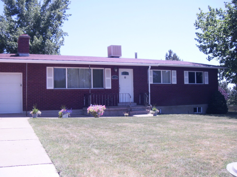 Need help with the front of my boring house!