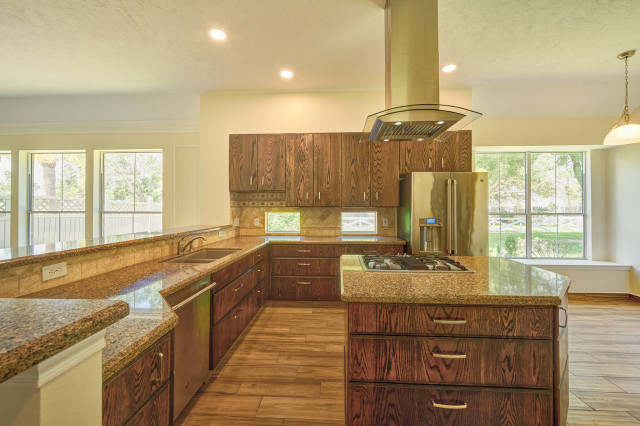 Read Oak Kitchen on Dark Stain and whole floor house at Woodforest ...
