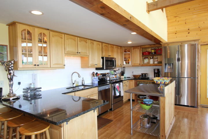 1900 square foot raised ranch home on 52 acres and Table Rock Lake ...