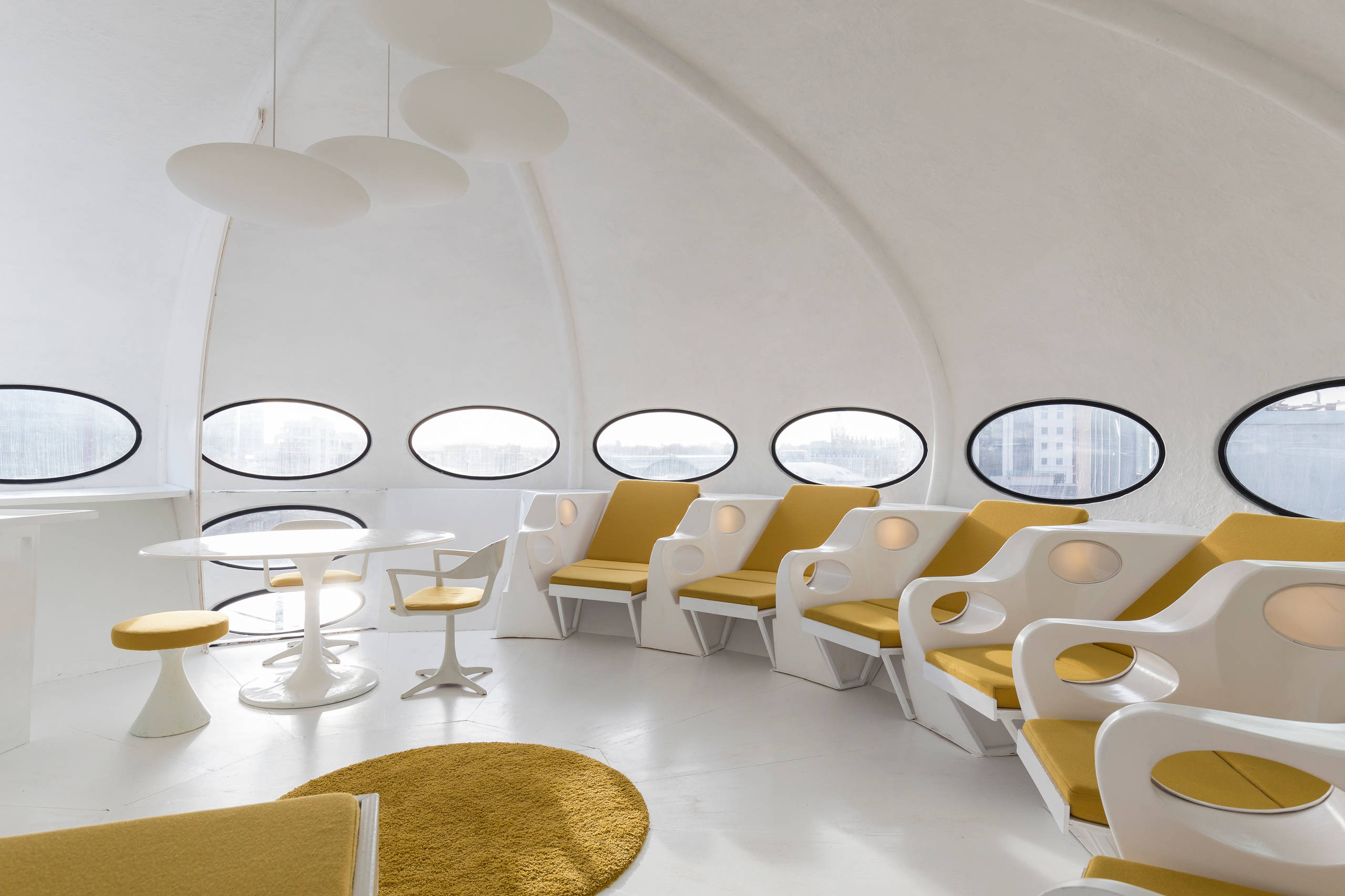 Back to the Futuro: Tour a Lovingly Restored 1960s ‘Spaceship’ Home ...