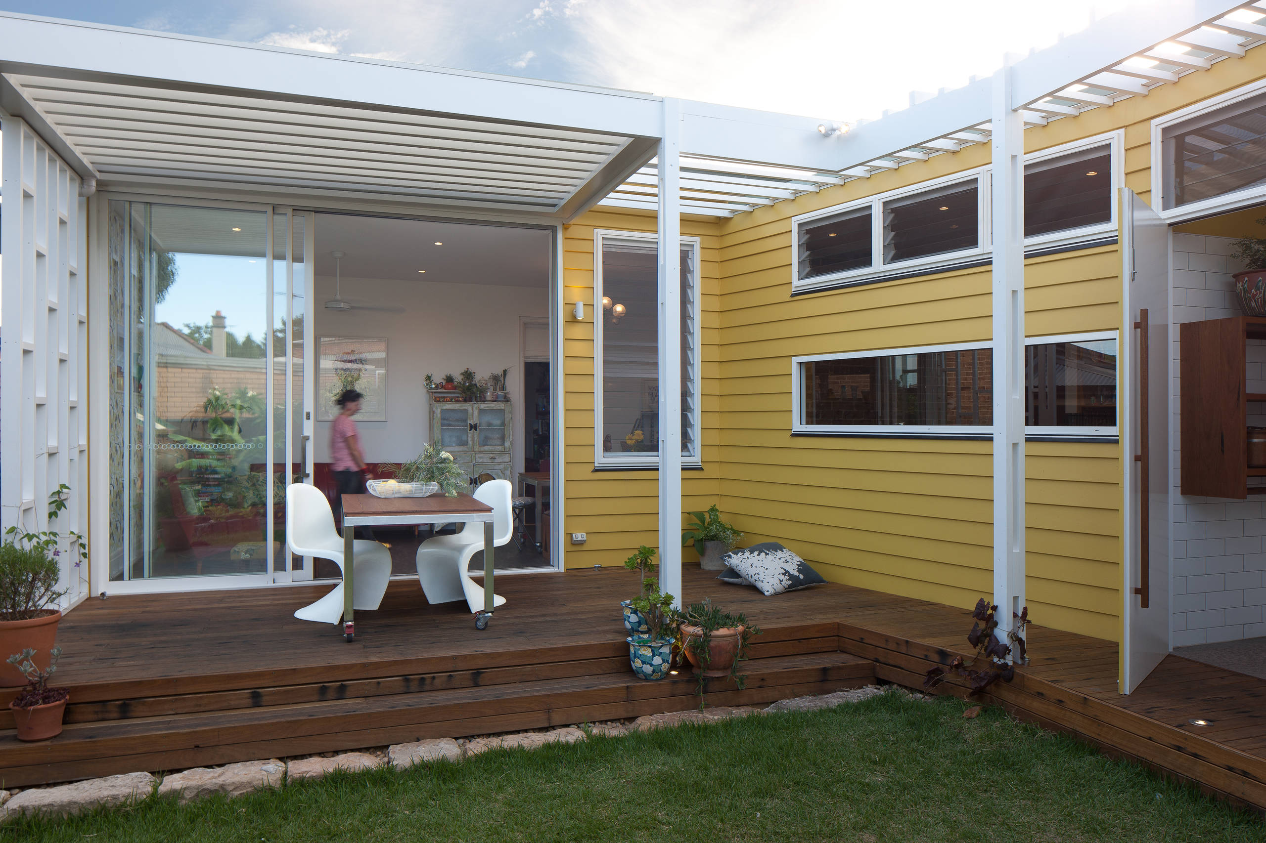 Houzz Tour: A Stylish and Sustainable Family Home With a Retro Edge ...