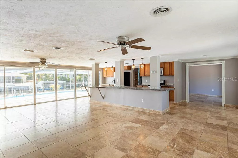 color scheme advice that goes with travertine tiles