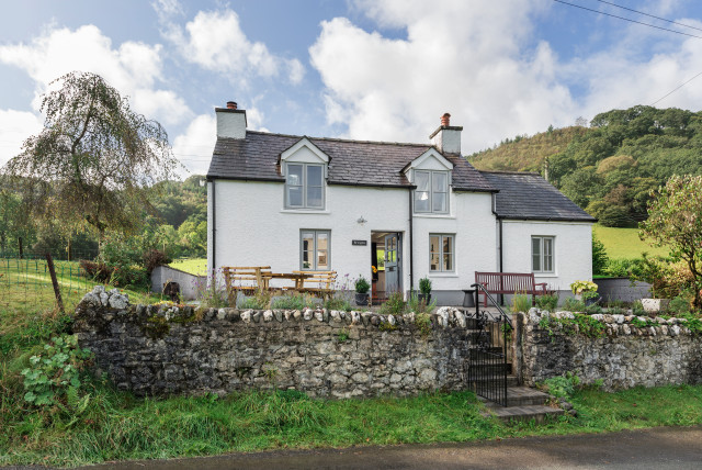 Houzz Tour: An Old Welsh Cottage Gets a Sensitive Renovation | Houzz UK