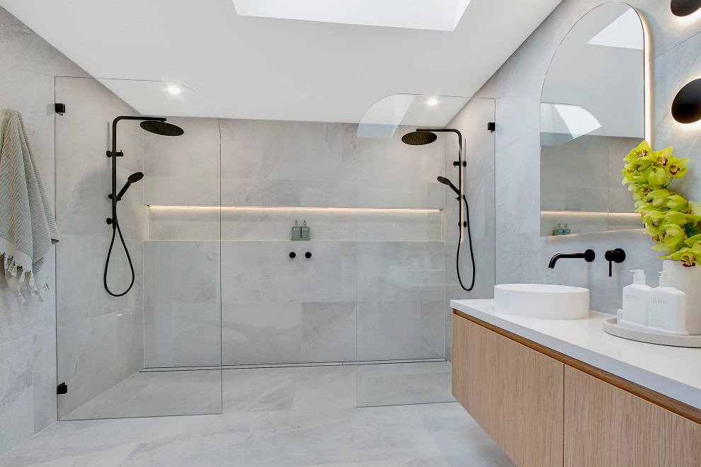 Large Curved Glass open shower screens - Minimalistisch - Badezimmer ...