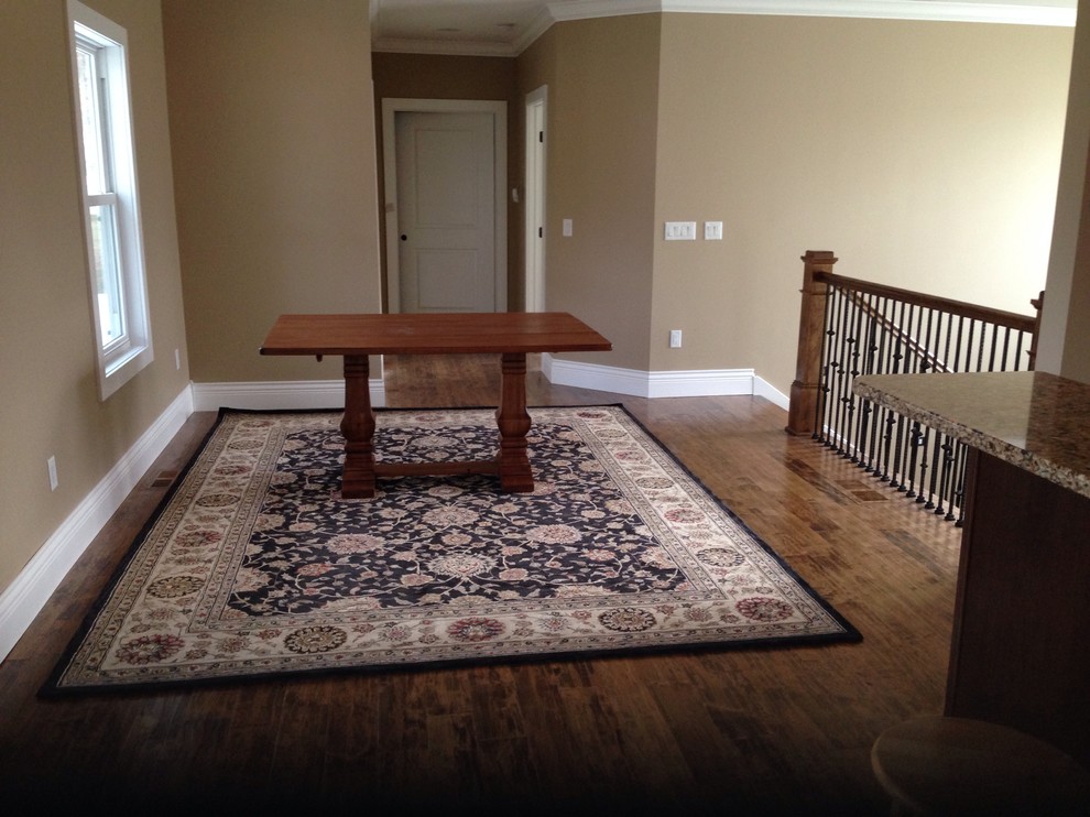 Round dining table/rectangular rug