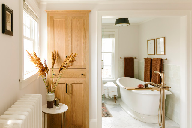 Bathroom of the Week: Warm Wood-and-White Style for Empty Nesters