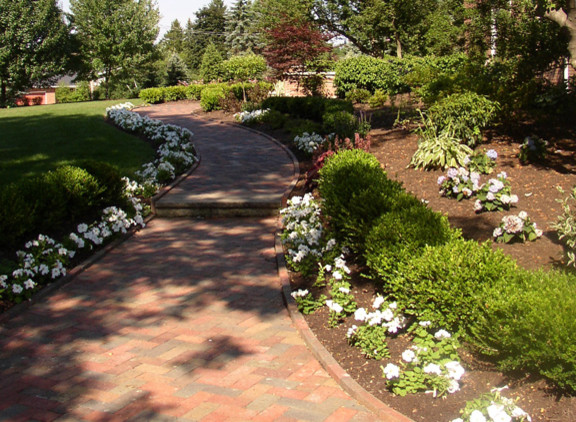 Walkway Landscaping Rolls Out the Welcome Mat
