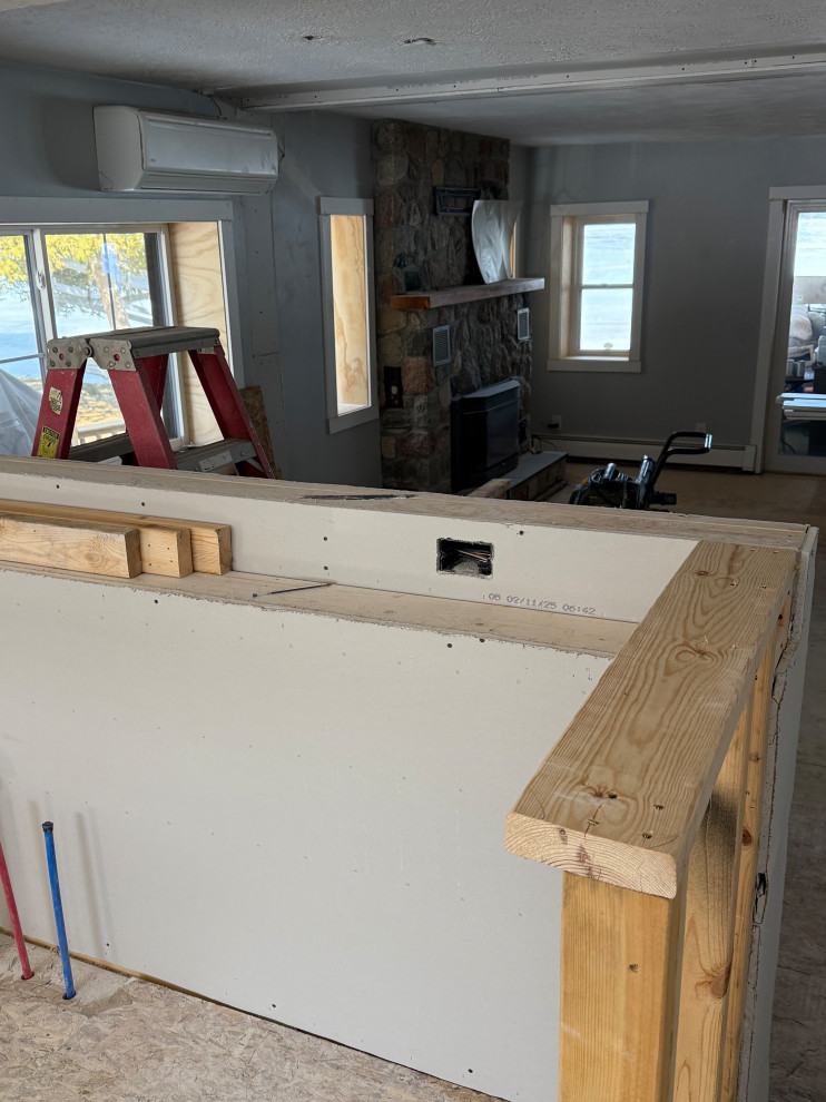 Help! What should I I put on this ledge/wall