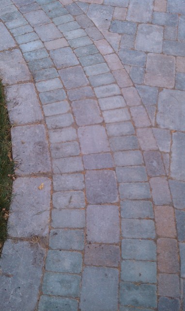 Tumbled brick paver driveway. - Rústico - Jardín - Detroit | Houzz