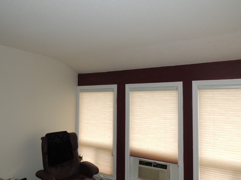 Design dilema in the living-room - slanting ceiling at the windows