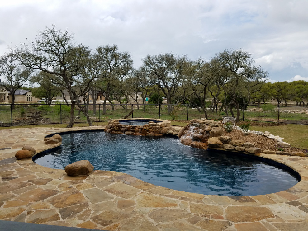Rustic boulder pool/spa in Vintage - Rustic - Swimming Pool & Hot Tub ...