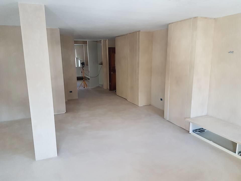 Realizzazione di 100 mq pavimento e 270 mq pareti in microcemento ...