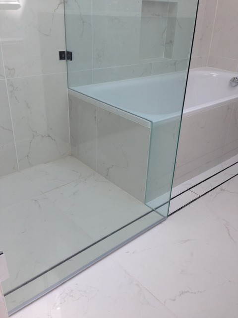 Frameless Shower Screen with Bath Cut-Out - Contemporain - Sydney - par ...