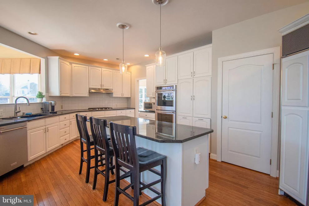 Assymetrical kitchen