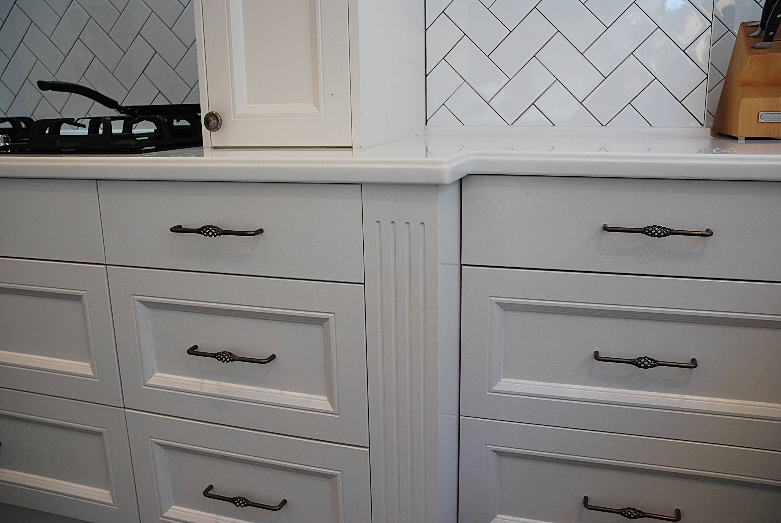 6 Things to Consider When Choosing Kitchen Cupboard Handles | Houzz UK
