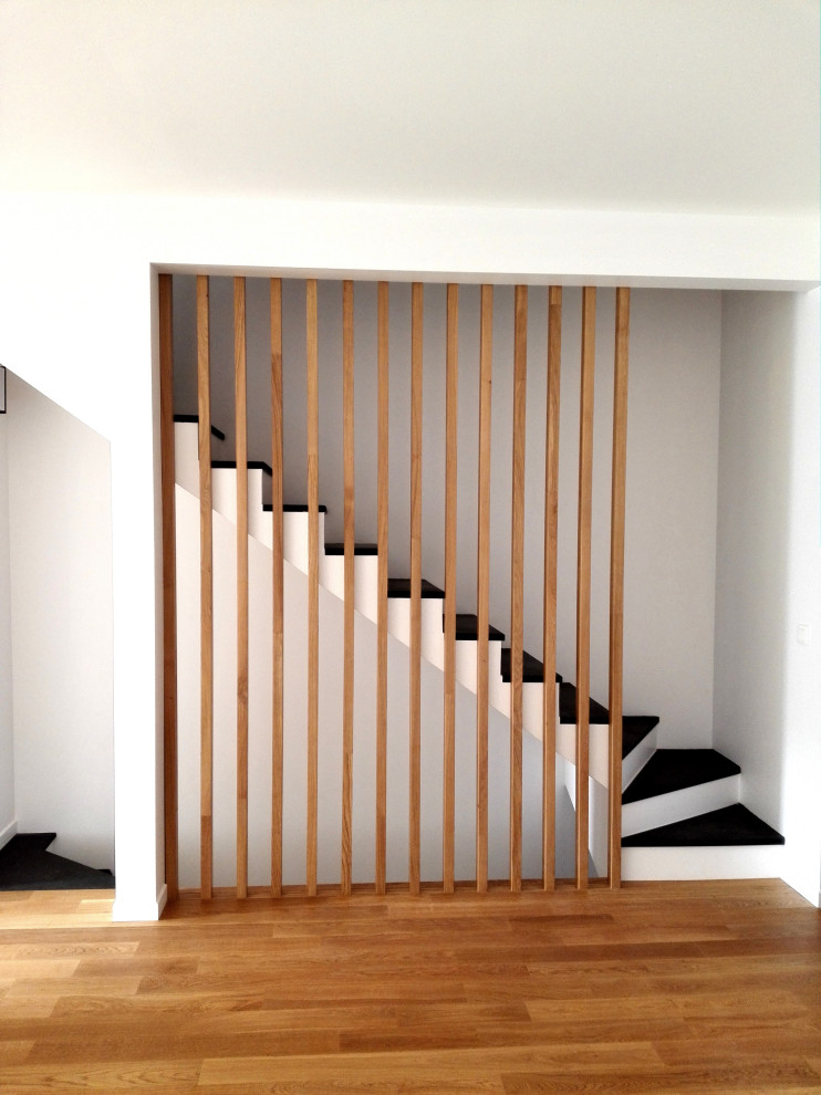 Claustra en chêne massif & escaliers sur marches valchromat anthracite ...