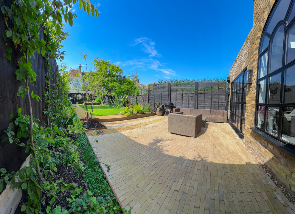 Minimalistic Front & Back Garden Design & Installation - Modern - Patio ...