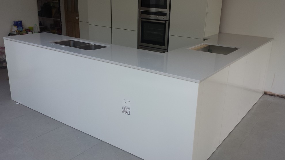 Berkshire residence in Compac Alaska quartz 30mm - Modern - London - by ...