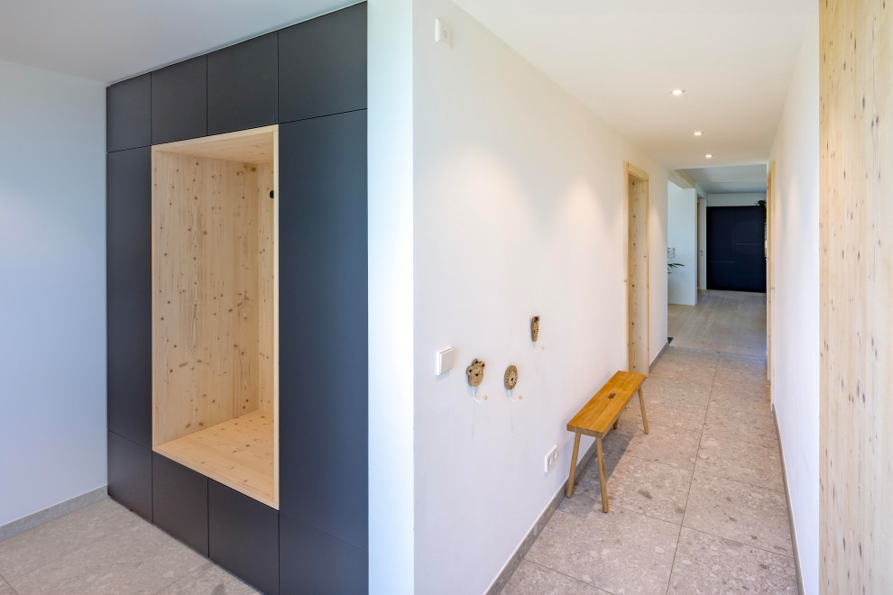 Holzhaus Trostberg Diele EG - Modern - Flur - München - von Lebensraum ...