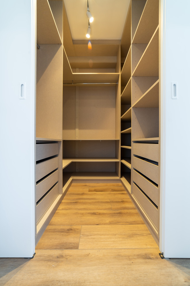 Mirando la Ciudad desde las ALTURAS - Contemporary - Closet - Other ...