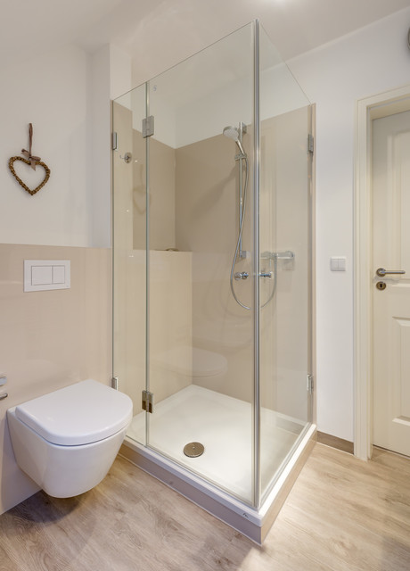 Bad in einer Dachschräge mit Eckbadewanne und Dusche - Contemporain ...