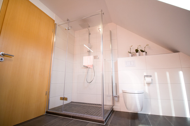 Bad mit Dachschräge - Contemporain - Salle de Bain - Autres périmètres ...