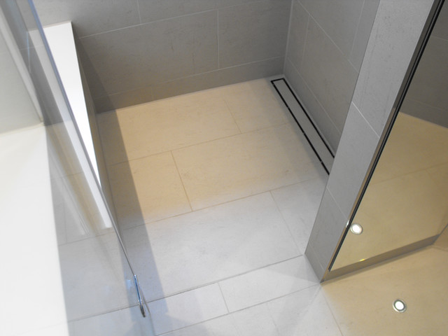barrierefreie Dusche gefliest mit Entwässerungsrinne - Contemporary ...