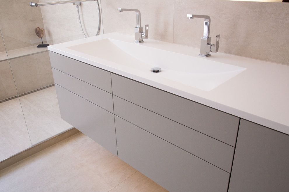 Harmonisches Badezimmer mit Walk In Dusche und Badewanne - in München ...