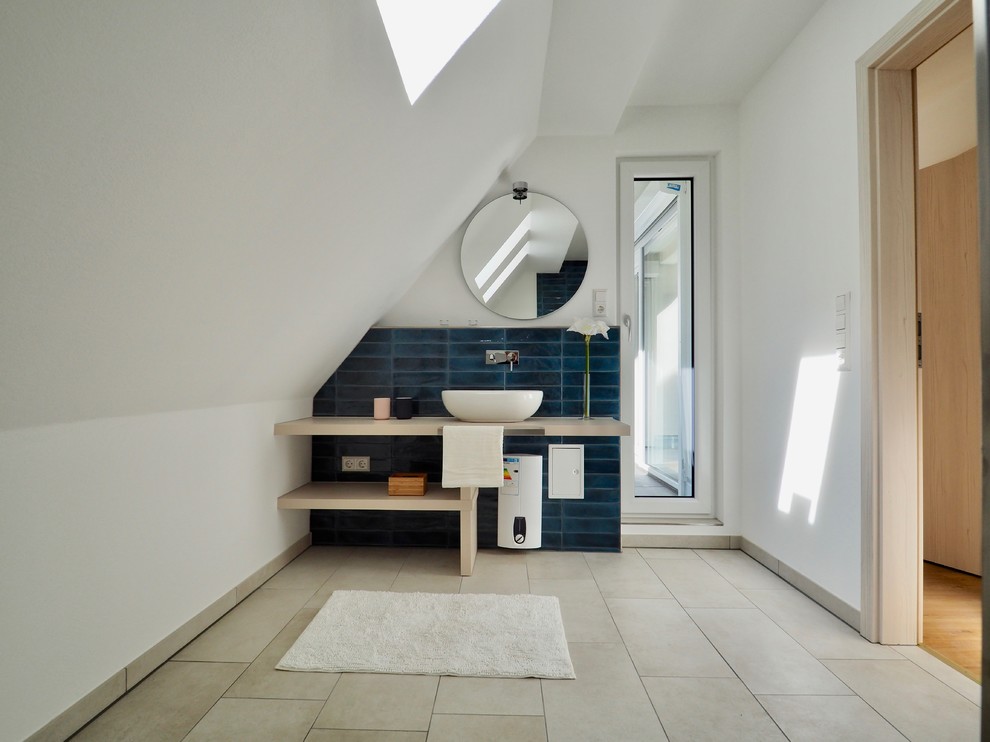 Neues Bad in komplett saniertem Altbau - Beach Style - Bathroom ...