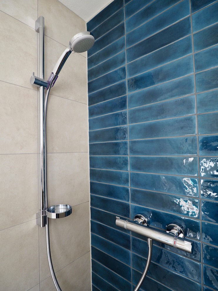 Neues Bad in komplett saniertem Altbau - Beach Style - Bathroom ...