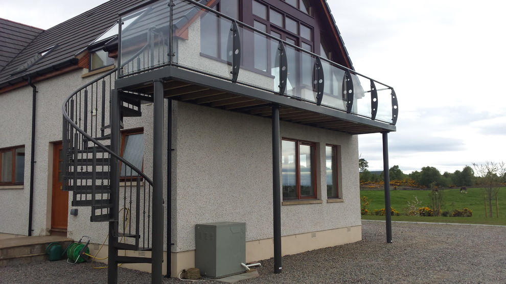 Balcony Walkway and Spiral Staircase - Minimalistisch - Balkon - Devon ...