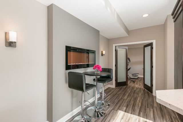 Basement Bar Table and Wall Fireplace - Contemporáneo - Sótano ...