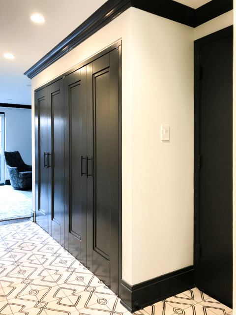 Basement Hall + Mudroom - Classique Chic - Sous-sol - Chicago - par ...