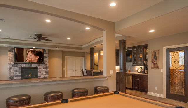 Blackstone Country Club Walk Out Basement - Klassisch modern - Keller ...