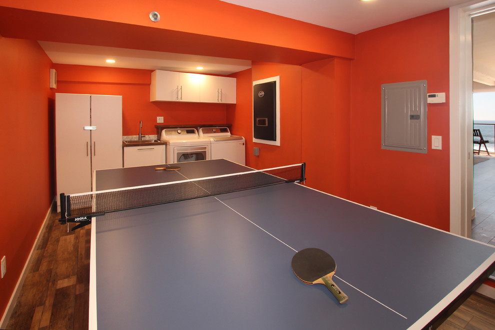 Contemporary Remodel on Ocean Front Townhouse - Moderne - Sous-sol ...