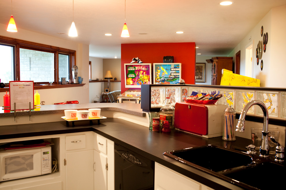 Customary Brick Ranch with Unexpected Features - Rétro - Sous-sol ...