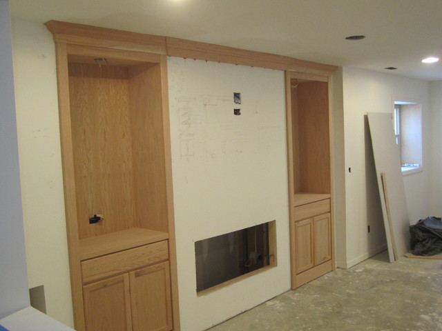 Fireplace surrounds and built-in units - Clásico - Sótano - Detroit ...