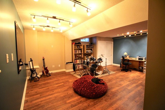 Music Studio Themed Basement in Powell, OH - Classique - Sous-sol ...